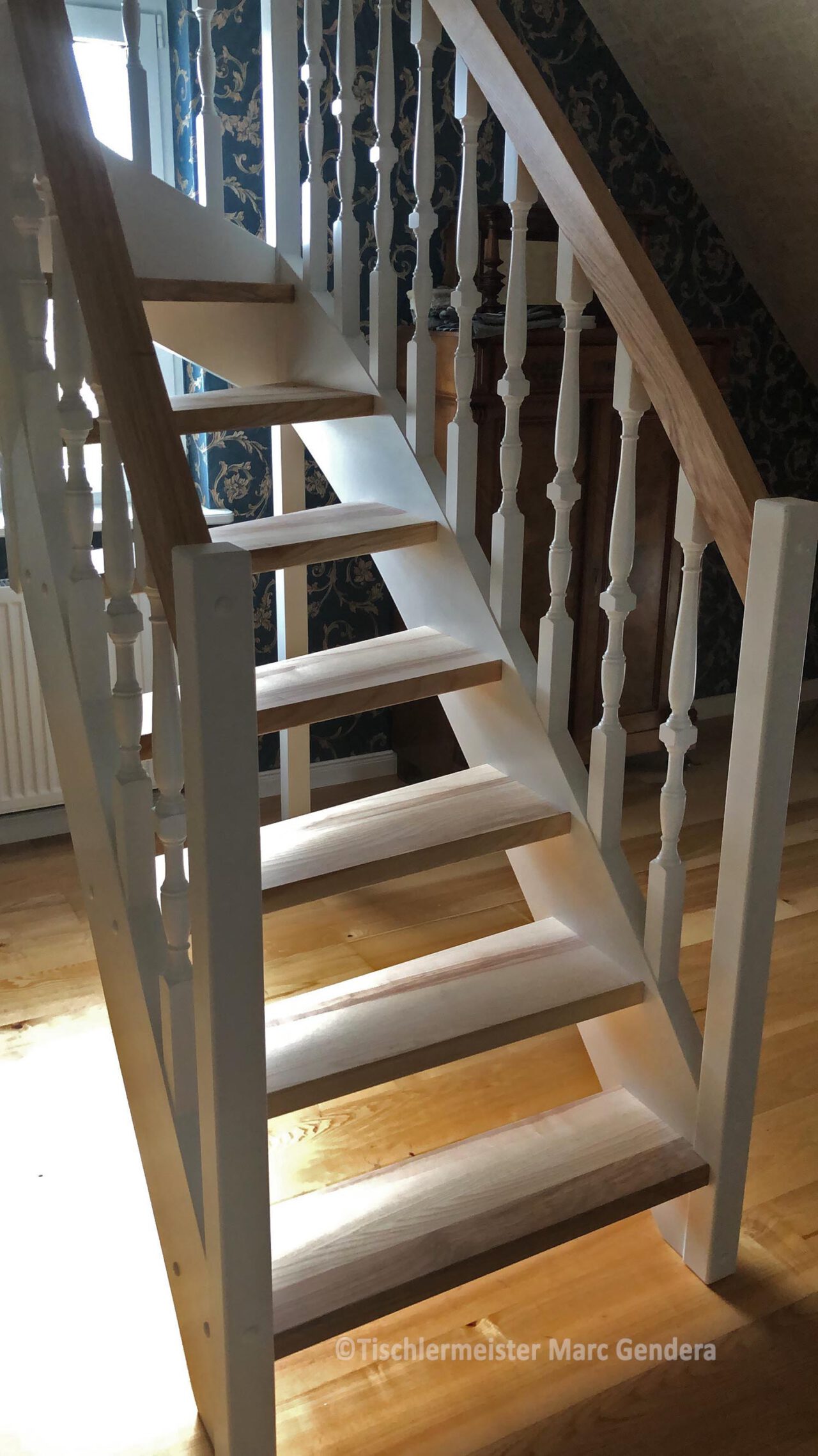 Schöne, offene Treppe aus massivem Eschenholz